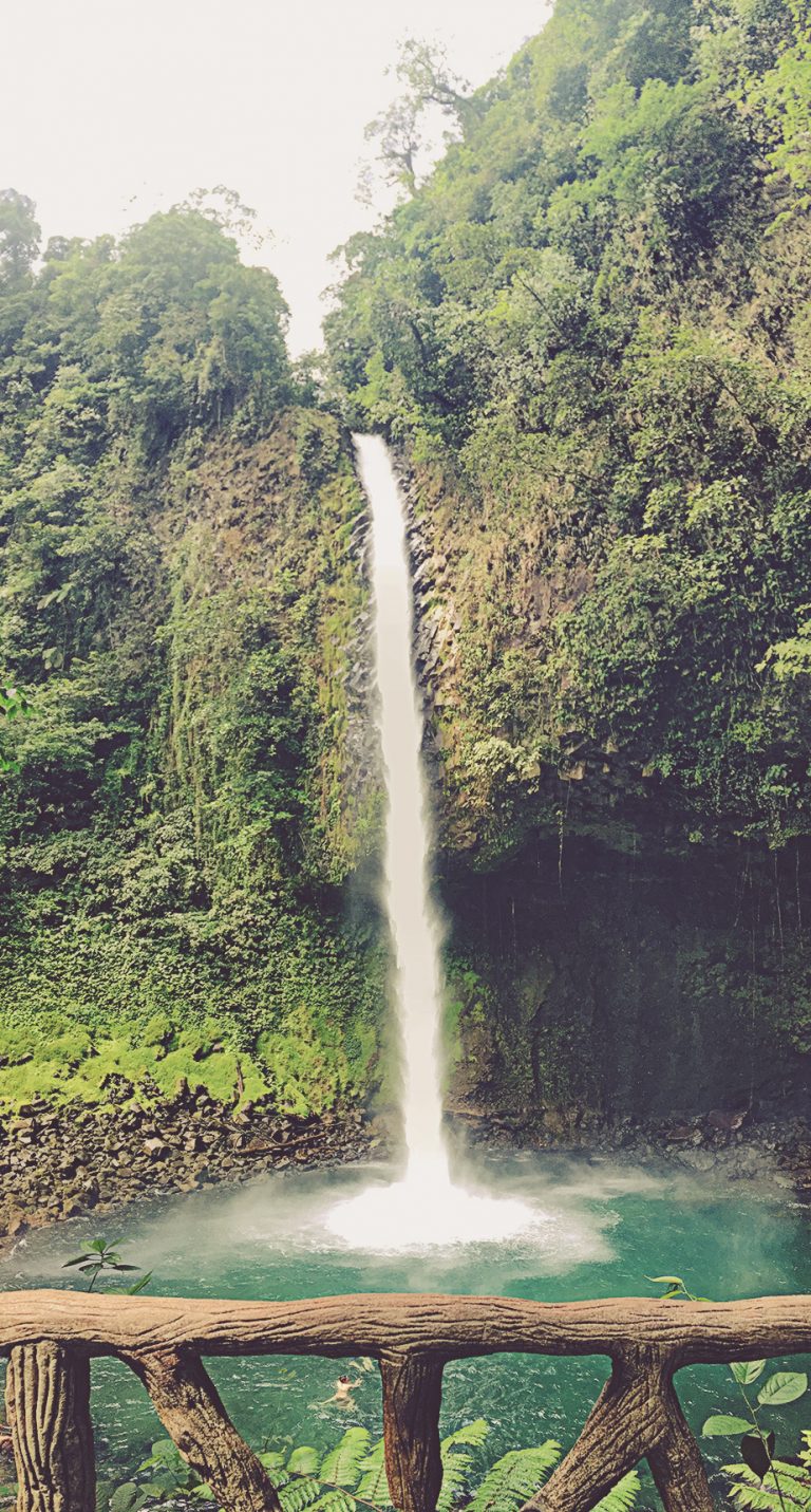 Catarata Río Fortuna - Con la mochila y las cholas